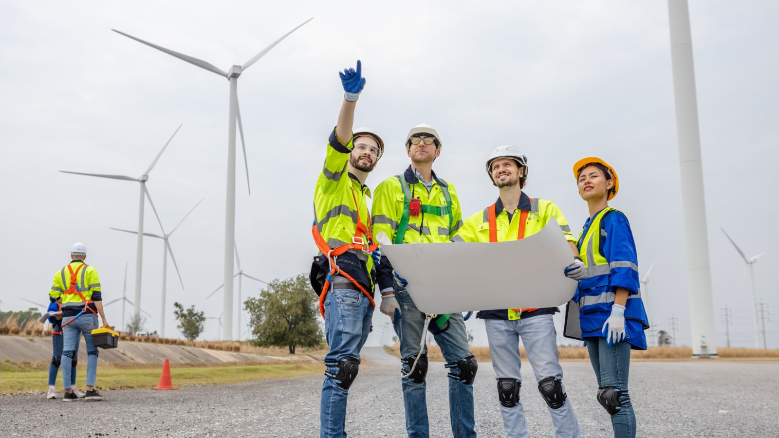 UK plans for 400,000 new jobs in clean energy sector by 2030 | Enlit World