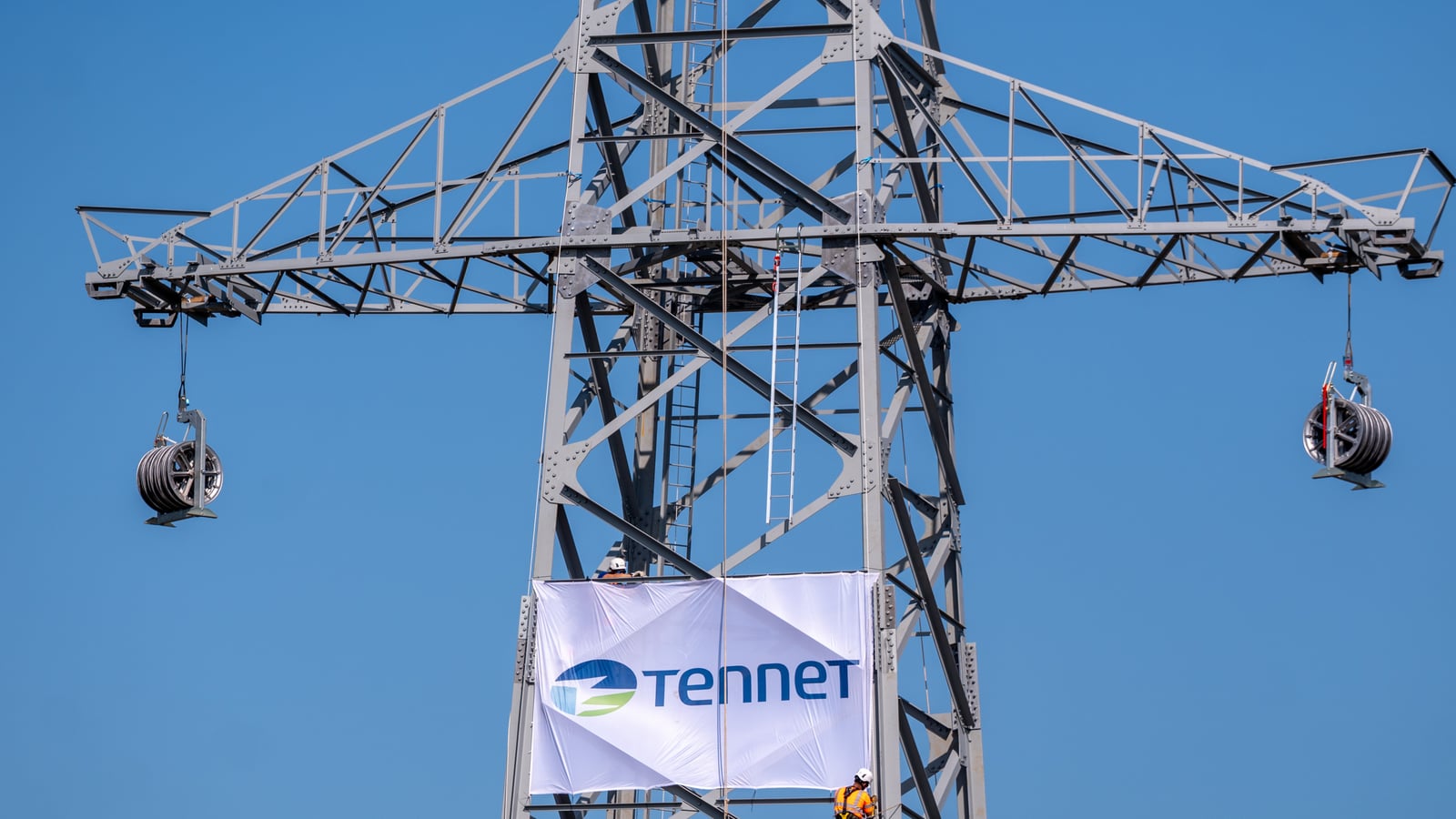 TenneT Germany launches €35bn debt issue to upgrade the power grid ...